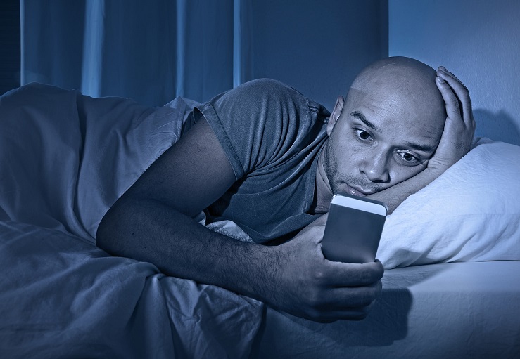 This Is How a Sleeping With a Cell Phone Affects You